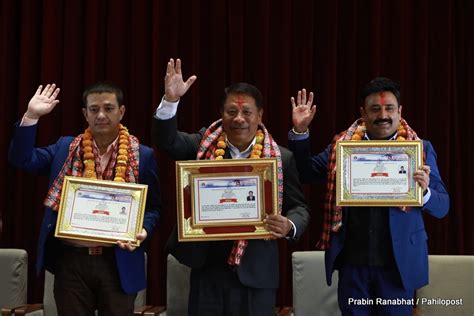 काठमाडौं १ बाट निर्वाचित संघीय र प्रदेश सांसदहरुलाई दिइयो प्रमाणपत्र