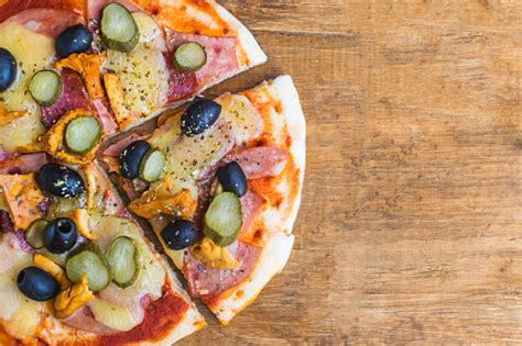 토마토 소스 치즈 올리브 햄 버섯 나무 테이블에와 수 제 피자 텍스트를 위한 공간으로 높은 각도 보기 피자에 대한 스톡 사진 및 기타 이미지 Istock