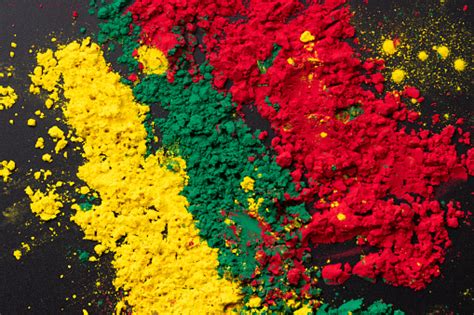 Holi 인도 색상 축제 밝고 생생한 색상의 스플래시 색상 다채로운 Gulal Abeer는 검은 배경에 고립 된 바닥에 흩어져 있습니다 0명에 대한 스톡 사진 및 기타