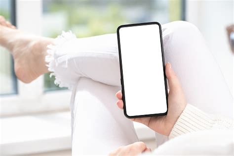 빈 흰색 화면과 현대적인 프레임 적은 디자인으로 검은 색 휴대 전화 스마트 폰을 들고있는 여성의 손 휴대 전화 빈 흰색 화면 모형 가까운에 대한 스톡 사진 및 기타 이미지