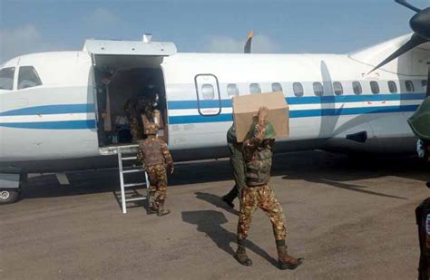 ရခိုင်ပြည်နယ် စစ်တွေမြို့နှင့် သံတွဲမြို့များသို့ ကိုဗစ် ၁၉ ရောဂါ ကာကွယ်ဆေးများ တပ်မတော်လေယာဉ