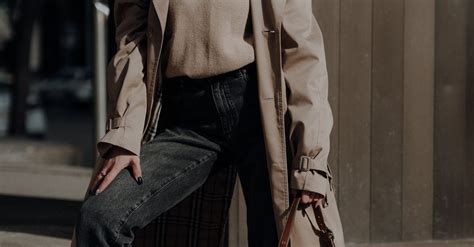 가방 가을 옷 가을 패션 갈색 핸드백 거리 스타일 거리 패션 계단에서 포즈를 취하다 도시 도시 배경 도시 설정