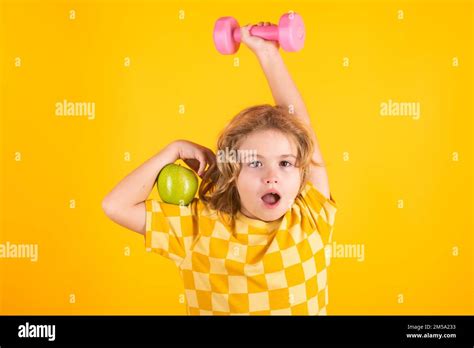 Enfant Garçon Sentraîner Avec Des Haltères Les Enfants Font Du Sport Et Ont Une Vie Saine Et