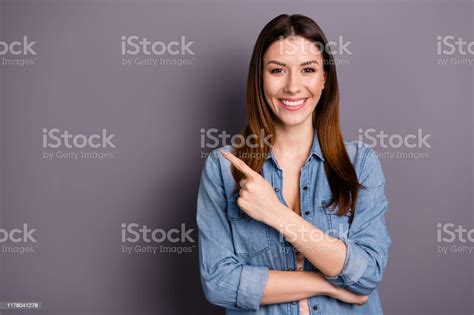 성공적인 긍정적 인 레이디 포인트 집게 손가락의 초상화 복사 공간 추천 광고 할인 착용 데님 청바지 옷 위에 고립 된 회색 색상 배경 겨냥에 대한 스톡 사진 및 기타 이미지