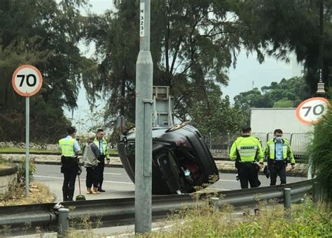 大埔私家車自炒翻側 司機受傷自行爬出車廂｜即時新聞｜港澳｜oncc東網