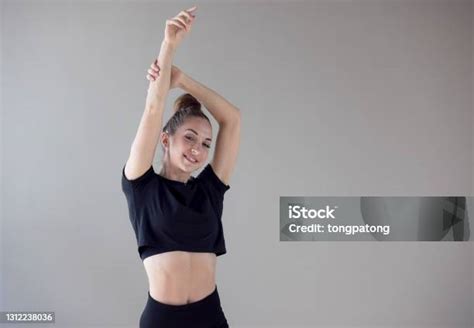 아름다운 여자 완벽 한 근육 몸 스포츠와 피트 니스에 그녀의 피트 니스 목표에 대 한 도달 하는 건강 관리 가냘픈에 대한 스톡 사진 및 기타 이미지 Istock