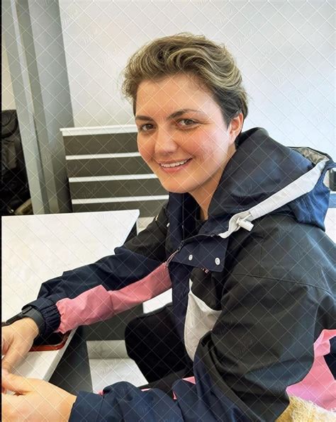 Looking To Clean Up My Hair A Bit And Remove Stuff From The Background Rphotoshoprequest