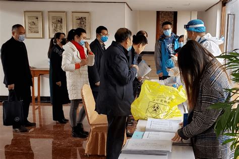 会议花絮 出席邹城市政协十届五次会议的委员陆续报到 工作