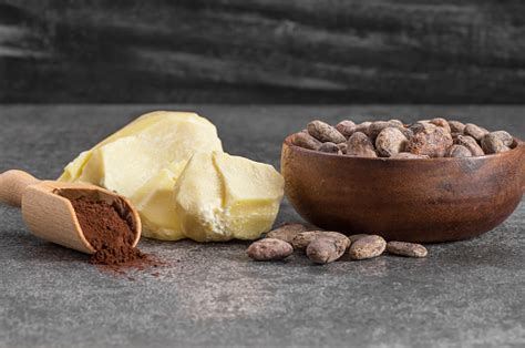 Cocoa Butter Atau Minyak Padat Biji Kakao Dengan Bubuk Kakao Dalam Sendok Dan Biji Kakao Mentah