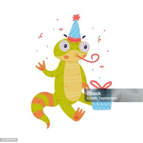 재미있는 녹색 도마뱀붙이 캐릭터 와 부풀어 오른 눈 휘파람 불어 휘파람 앉아 와 생일 콘 모자 와 선물 상자 벡터 일러스트 도마뱀붙이에 대한 스톡 벡터 아트 및 기타 이미지