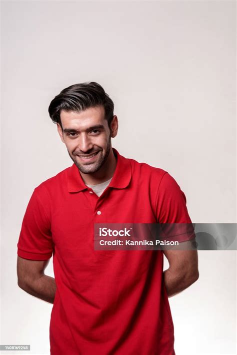 흰색 배경에 빨간 셔츠를 입은 젊은 잘 생긴 중동 남자의 스튜디오 초상화 사진으로 다양한 포즈와 감정을 만듭니다 25 29세에 대한 스톡 사진 및 기타 이미지 Istock