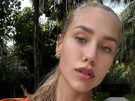 24 річна Квіткова знялася топлес Відео