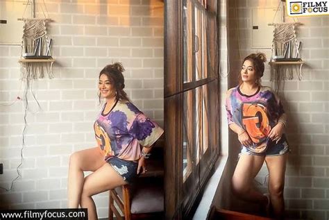 Kiran Rathod தொடை தெரிய போஸ் கொடுத்து இளசுகளின் ஹார்ட் பீட்டை எகிற வைத்த கிரண் Filmy Focus