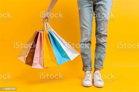 다리의 이미지 쇼핑 후 여자는 멀티 컬러 가방 노란색 배경에 많은 스탠드 가득 찬에 대한 스톡 사진 및 기타 이미지 가득 찬 길이 노랑 Istock