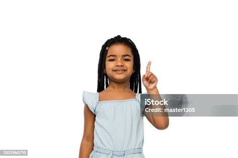 화이트 스튜디오 배경에 고립 된 행복한 긴 머리 갈색 머리 어린 소녀 행복하고 쾌활하며 성실한 것처럼 보입니다 복사 공간을 참조하십시오 어린 시절 교육 감정 개념 소녀에