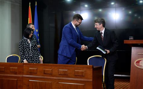 Потпишани договори за финансиска поддршка за отворање на три бизнис акцелератори за млади