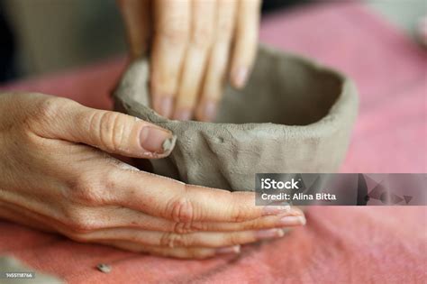 여자의 손은 점토를 반죽하고 컵이나 그릇을 조각합니다 세라믹 제품을 제조하는 과정 닫다 도자기에 대한 스톡 사진 및 기타 이미지 도자기 만들기 점토 Istock