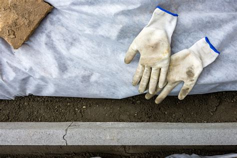 장갑과 콘크리트에서 가장자리 테두리 돌으로 지지대를 설정 배수에 대한 스톡 사진 및 기타 이미지 배수 앞마당 또는 뒷마당 가장자리 Istock