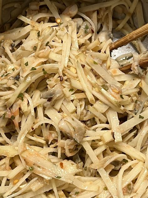 여기에 힌트를 얻어 감자를 얇게 슬라이스 한 뒤 채 썰어 명란이랑 다진 바지락 살 갈릭 어니언 시즈닝이랑 레몬 후추 전분가루 2큰술 넣어 섞섞 그리고 언제나의 무쇠팬에