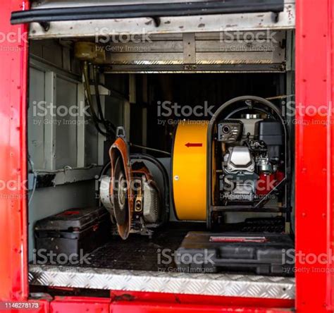 이동식 원형 톱 철강 및 콘크리트 및 휴대용 연기 배기 팬 화재 트럭에 배치 방에서 연기를 확산 하기 위한 보았다 에어컨에 대한 스톡 사진 및 기타 이미지 Istock