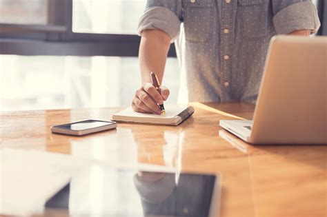 여자의 손을 대한 서면 노트북 노트북 컴퓨터 선택적 기업 재무와 산업에 대한 스톡 사진 및 기타 이미지 기업 재무와 산업