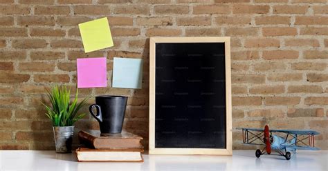 모형 작업 공간 나무 책상과 붉은 벽돌 벽 빈 포스터와 빈티지 장난감 사진 Unsplash의 프레임 테두리 이미지