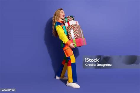 생생한 캐주얼 복장을 입은 쾌활한 젊은 여성 생생한 보라색 배경에 쾌활한 선물 상자를 들고 축하와 기쁨의 개념 16 17 살에 대한 스톡 사진 및 기타 이미지 Istock