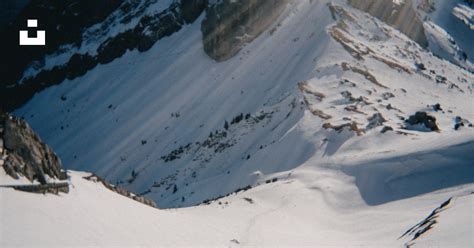 스키를 타고 눈 덮인 슬로프를 내려가는 남자 사진 Unsplash의 무료 사람의 이미지