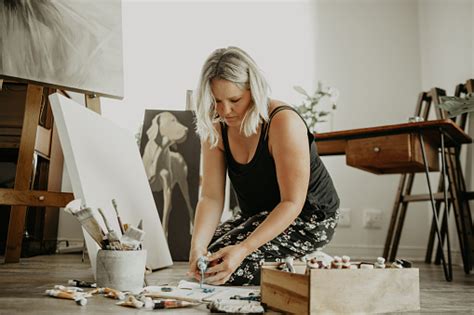 스튜디오 집 또는 집에서 여성 그림 및 창작 예술 캔버스용 컬러 페인트 튜브를 짜냅니다 예술가 사람과 작업장에서 디자인 재능을 가진 편안한 화가 35 39세에 대한 스톡