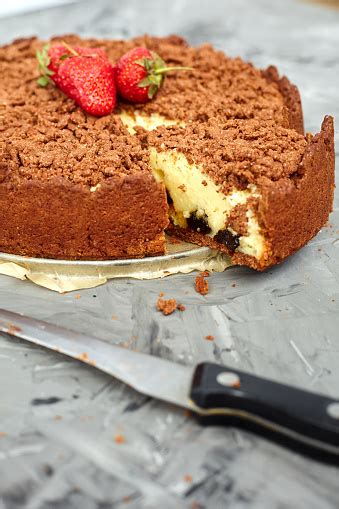 초콜릿 케이크는 딸기 딸기로 장식되어 있습니다 수제 케이크 회색 배경의 파이 0명에 대한 스톡 사진 및 기타 이미지 0명 가정 주방 가정의 방 Istock