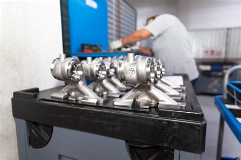 공장에서 제조 된 자동차의 새로운 부품 직장에서 자동차 노동자를 흐리게 터보과급기에 대한 스톡 사진 및 기타 이미지 터보과급기 부분의 산업 Istock