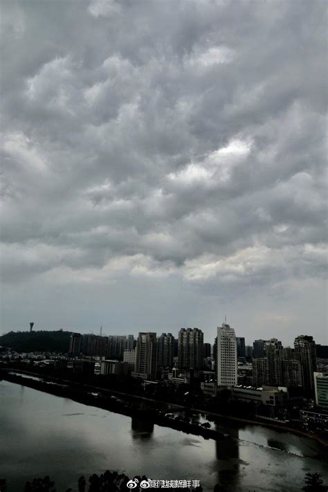 晒下你拍的乌云！ （图源见水印） 乌云 水印 厦门 新浪新闻