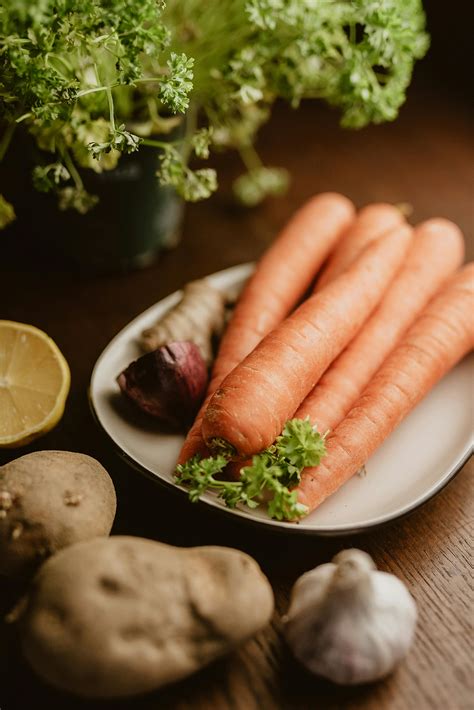 감자 건강한 식생활 나뭇잎 날 것 노란색 녹색 농업 다이어트 다채로운 마늘 무 비건 채식 비타민 빨간 뿌리 채소 소박한 배경 수직 쐈어 수확