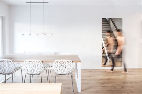 세련 되 고 현대적인 스칸디나비아 식당 나무 테이블 디자인의 자 및 램프 흰 벽으로 아름 다운 공간입니다 0명에 대한 스톡 사진 및 기타 이미지 Istock