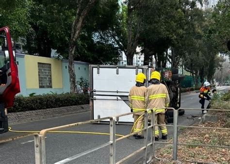 沙頭角公路貨車自炒翻側 司機自行爬出拒送院｜即時新聞｜港澳｜oncc東網