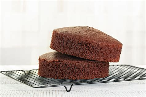 그냥 요리 철 그리드 흰색 테이블에 초콜릿 스폰지 케이크를 구웠다 푹신하고 촉촉하며 풍부한 시폰 케이크 수제 달콤한 음식에 대한