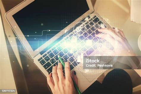 컴퓨터 및 소셜 네트워크 테마 홀로그램 드로잉에서 일하는 여성의 손을 두 번 노출합니다 맨 위 보기 사람 연결 개념입니다 개념에 대한 스톡 사진 및 기타 이미지 Istock