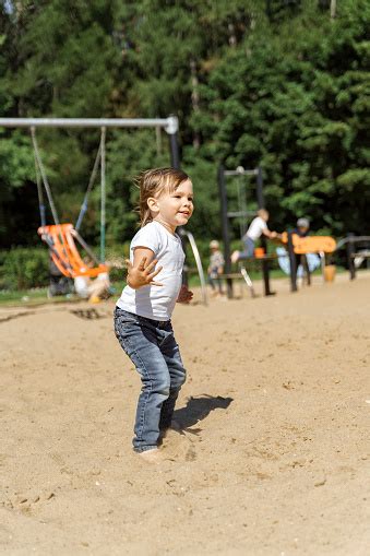 해변에서 파란색 공을 가진 흰색 티셔츠를 입은 어린 소녀 2 3 살에 대한 스톡 사진 및 기타 이미지 2 3 살 T 셔츠 개념 Istock