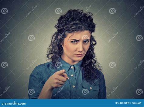 指向照相机的恼怒的妇女 库存图片 图片 包括有 生气的 威胁 突出 指向 工作室 涩的 查找 74662659