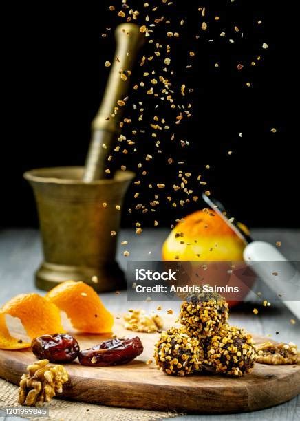 건강한 재료로 에너지 단백질 볼 말린 살구 대추야자 자두 아몬드 호두 해바라기 씨로 만든 코코아 파우더 참깨 코코넛 플레이크 0명에 대한 스톡 사진 및 기타 이미지 Istock