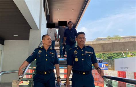 隆市局热点区监督 取缔行动扣3非法看车员 地方 都市动态