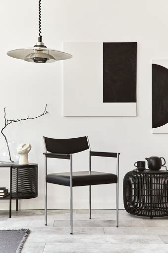 블랙 스타일리시 한 Commode 의자 모의 예술 회화 가구 장식 및 가정 장식에 우아한 액세서리와 현대 거실의 인테리어 디자인 템플릿 0명에 대한 스톡 사진 및 기타