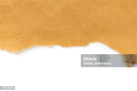 복사 공간이 있는 흰색 배경에 찢어진 갈색 크 래 프 트 종이의 오버 헤드 사진 텍스트에 대 한 장소와 추상적 인 질감 잘려지거나 찢어진 종이에 대한 스톡 사진 및 기타