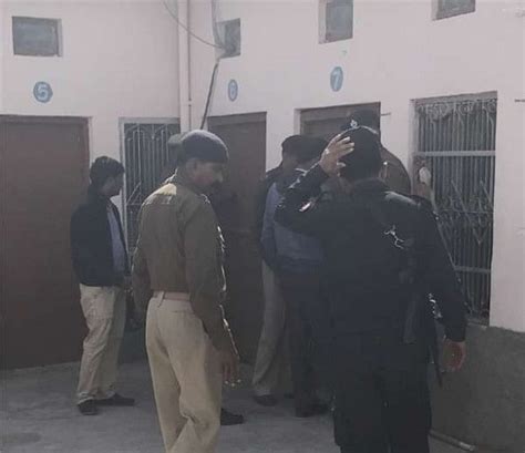 सेक्स रैकेटः होटल में चल रही थी अय्याशी 15 साल छोटे लड़के के साथ महिला Police Raid At Hotel