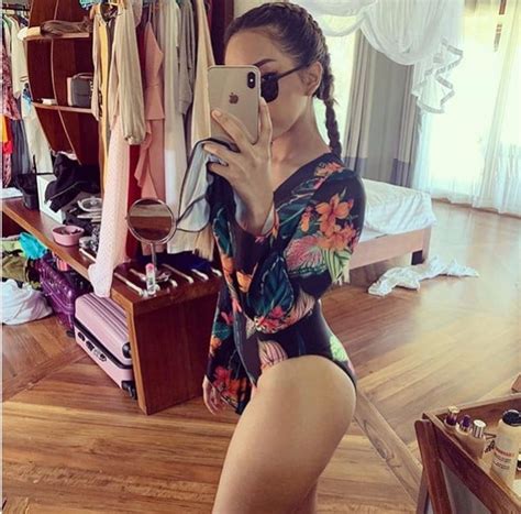 Sexy ကျကျ ခန္ဓာကိုယ်အလှတွေပေါ်လွင်စေတဲ့ဖက်ရှင်တွေနဲ့ လန်းနေတဲ့ ကမ်းခြေထက်က နေခြည်ဦး Myanmarload