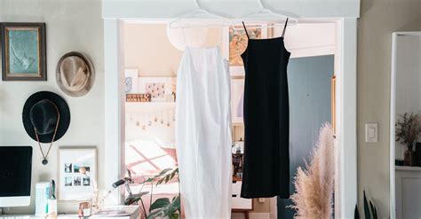 가구 가정의 미학 객실 디자인 거주 공간 검정 드레스 공백 드레스 디자인 모던데코 모자 모자 걸이 모자 전시 미니멀리스트 디자인 바탕화면 방 벽