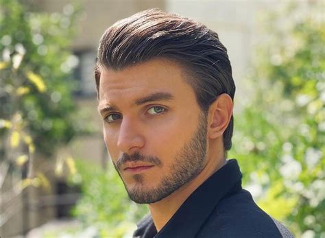 کیک تولد شیک 26 سالگی دارا حیایی کنار مادر و مادر بزرگ جوانش