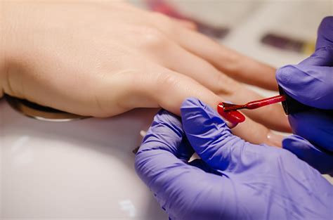 뷰티 살롱에서 붉은 젤 폴란드어와 손톱을 덮고 고무 장갑에 네일 완벽 한 손톱 매니큐어 과정 고객에 대한 스톡 사진 및 기타 이미지 Istock