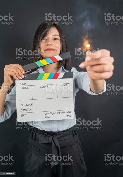 새해 컨셉 손에 스파클러와 함께 새해를 축하하는 아름다운 여자 2022년에 대한 스톡 사진 및 기타 이미지 2022년 25