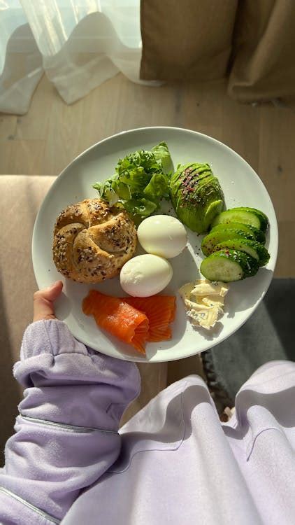 有关乾淨的飲食 健康的早餐 健康的生活型態 健康食品 健康饮食 减肥餐 午餐想法 在家做饭 均衡饮食 完全煮熟的蛋 室内用餐 家居裝飾 小黃瓜 手拿着 手拿着盘子